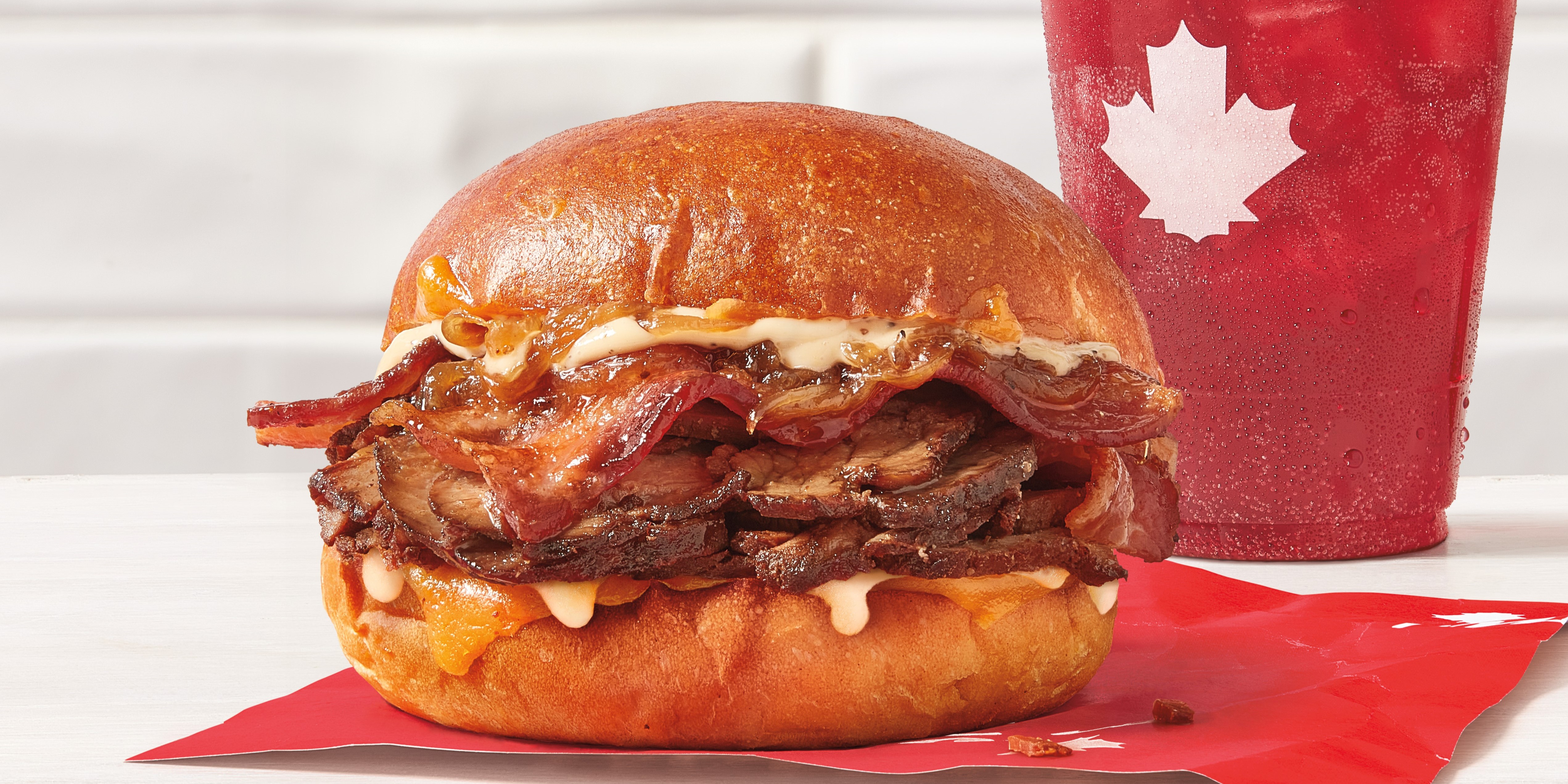Tim Hortons lance Le Steak Suprême, un sandwich servi chaud et ...